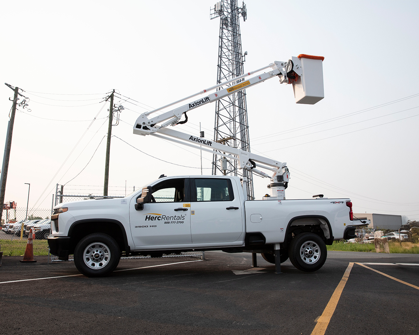 Bucket Trucks 101: Types, Selection Factors, and Rental Tips