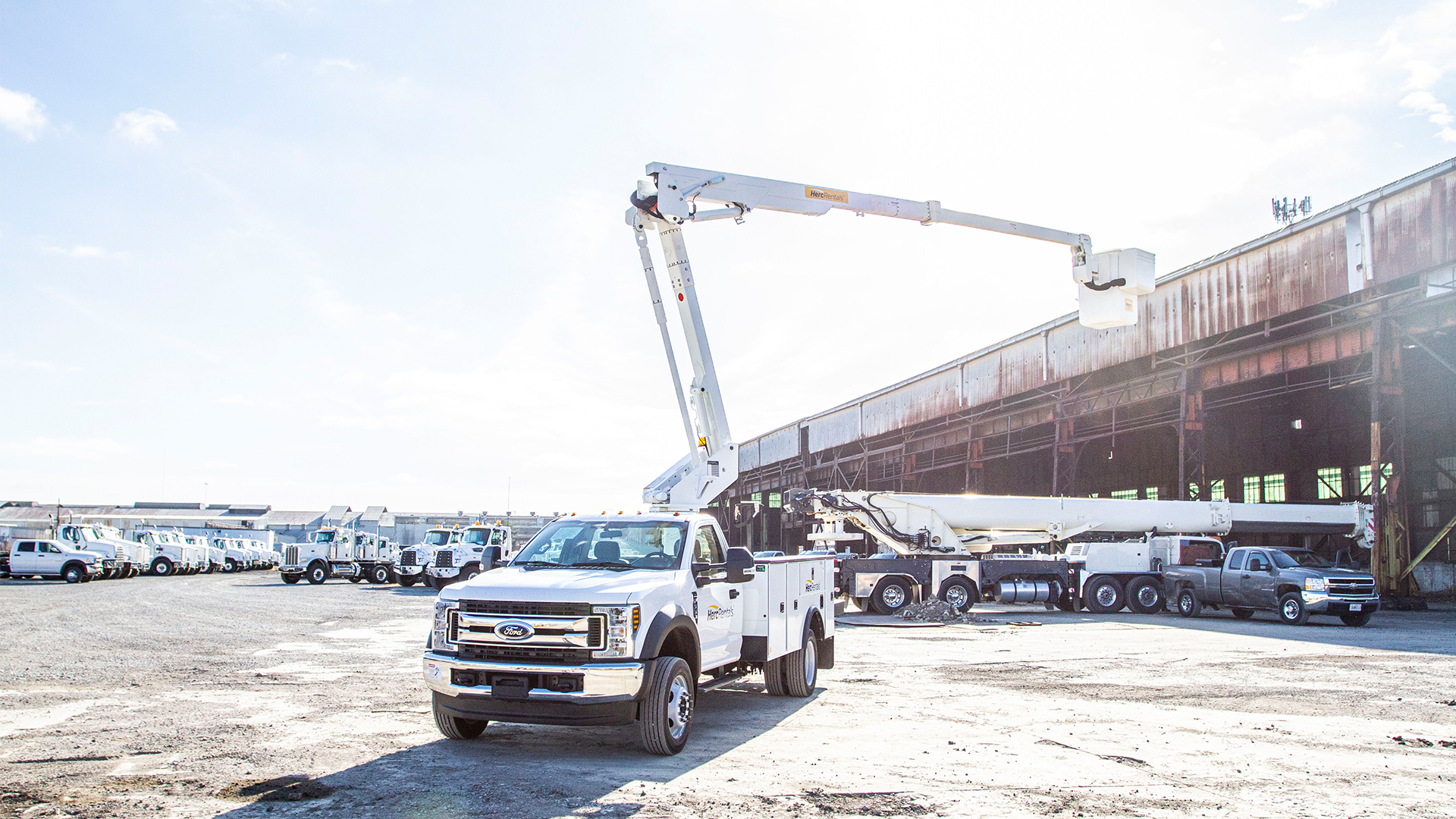 Bucket Trucks 101: Types, Selection Factors, and Rental Tips