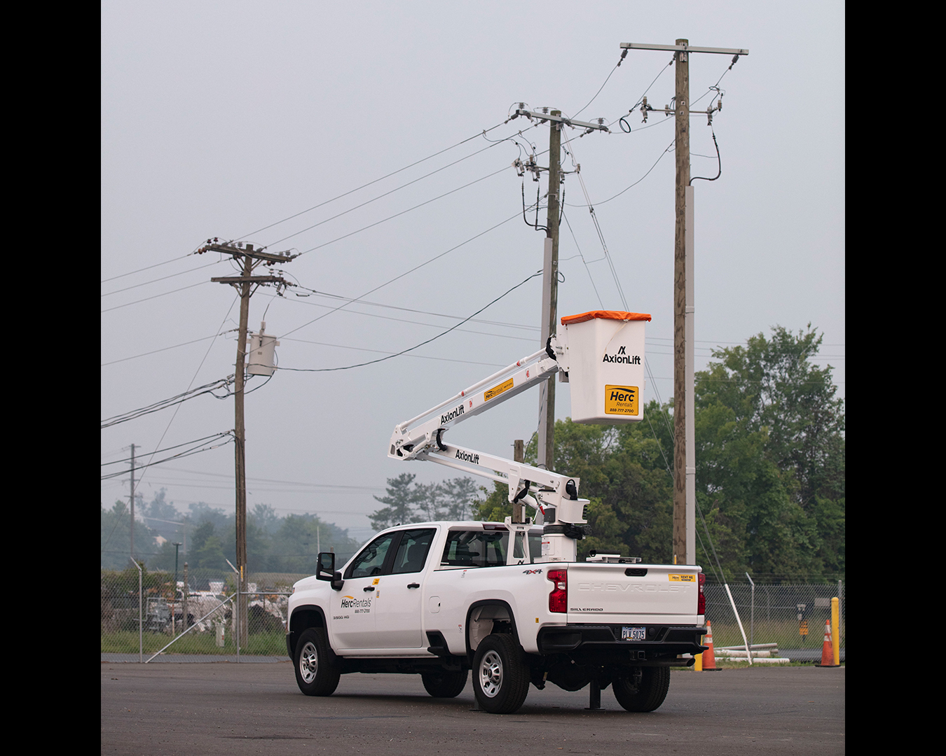 Bucket Trucks 101: Types, Selection Factors, and Rental Tips